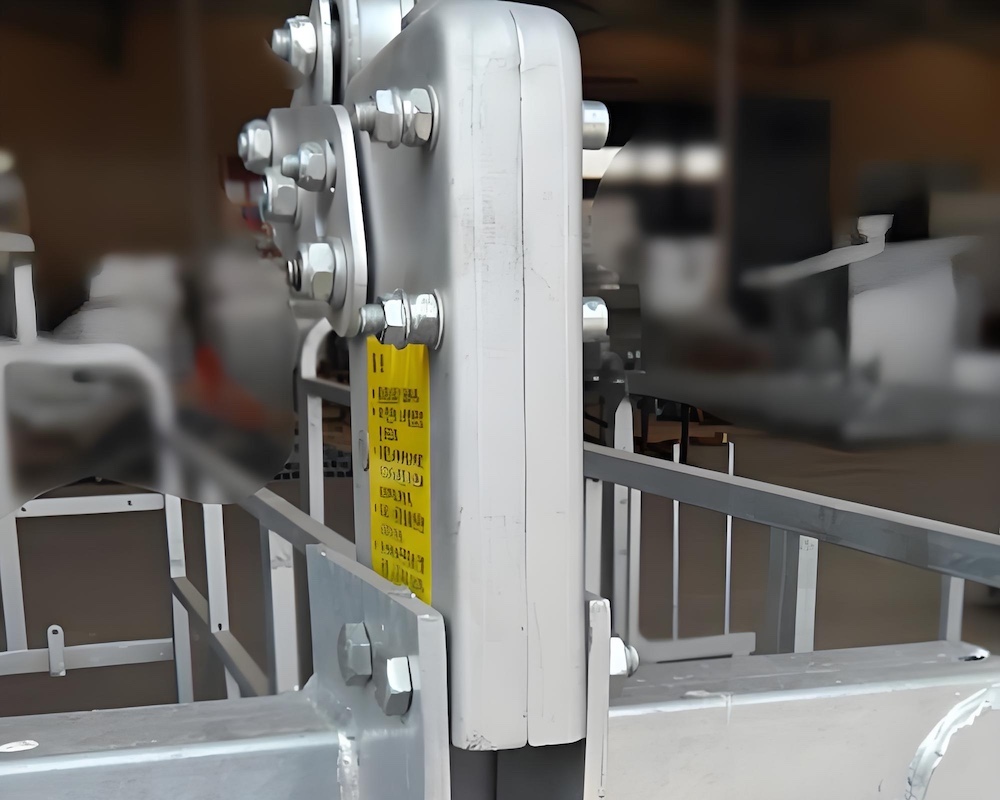 Safety lock for suspended working platform